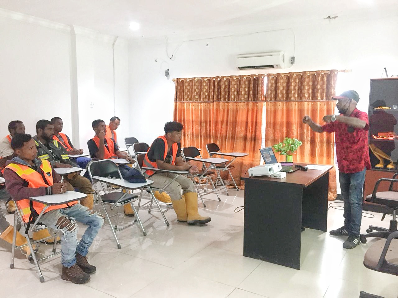 Sesi Pertama Teori Dalam Kelas untuk Siswa Refresher STC - Somatua ...