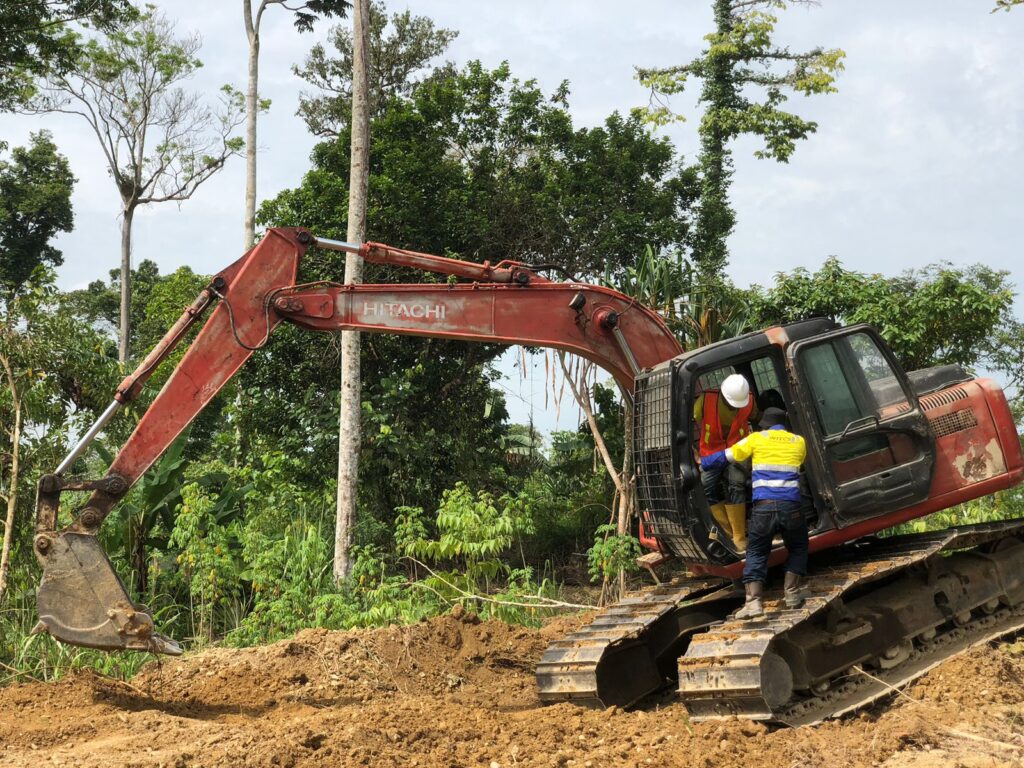 Siswa Training Operator Excavator Lakukan Praktik Meratakan Tanah untuk ...